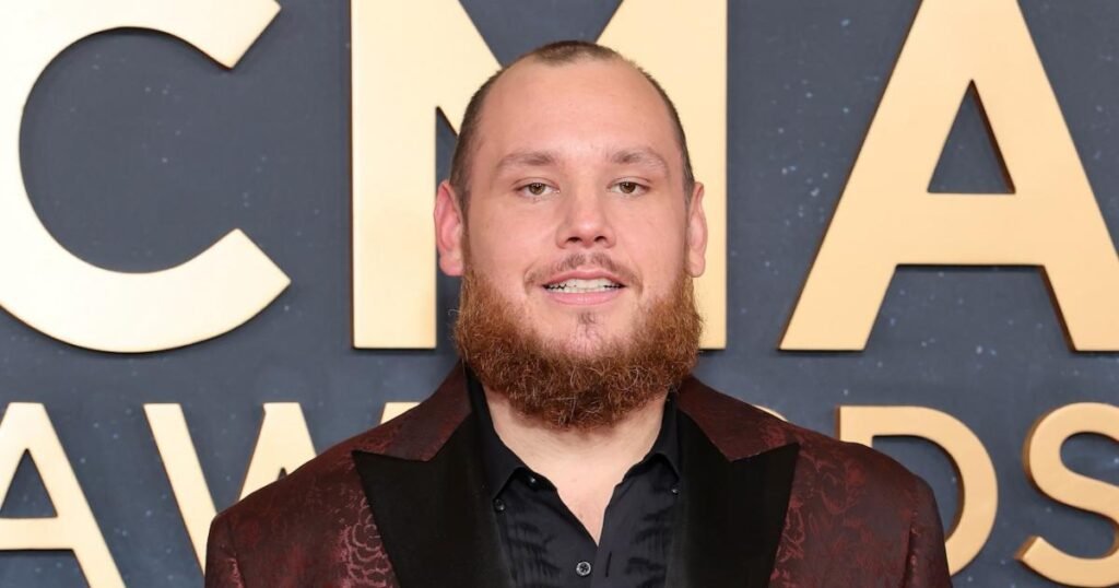 Por qué Luke Combs prefiere que la gente “realmente no conozca” sus ...